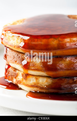 Tasty pancakes in sweet syrup Stock Photo - Alamy