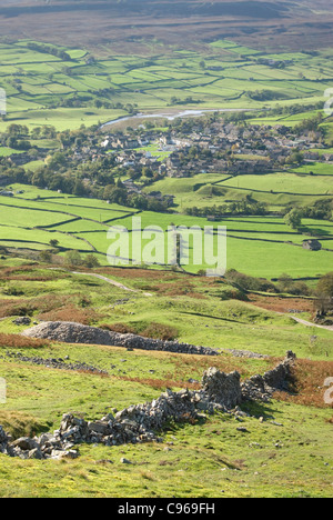 Village of Reeth in Swaledale, from Harkerside, with Fremington Edge in ...