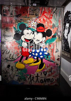 Mickey and Minnie Mouse cartoon character costumes posing with children ...