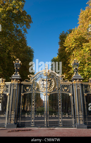 Canada Gate Entrance to London's Green Park Stock Photo - Alamy