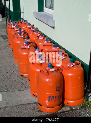 DOMESTIC PROPANE GAS TANK IN GARDEN OF COUNTRY HOUSE UK Stock Photo - Alamy