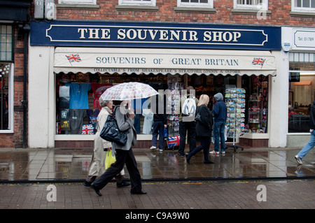 Typical English souvenir and tourist gift shop at Christmas, exterior ...