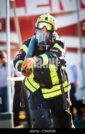 A firefighter in full firefighting gear Stock Photo: 33642911 - Alamy