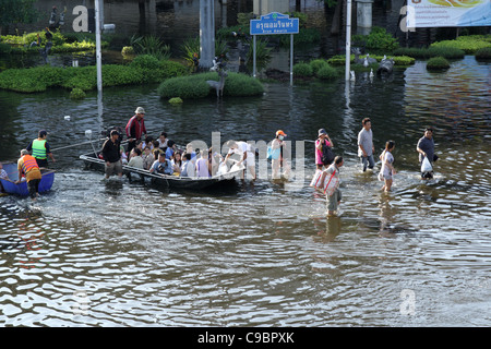 Floodwaters on street at Pinklao area in Bangkok Stock Photo - Alamy