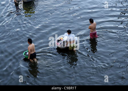 People wading in floodwaters at Pinklao area in Bangkok Stock Photo - Alamy