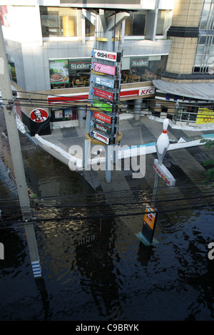 Shopping mall at Pinklao area in Bangkok Stock Photo - Alamy