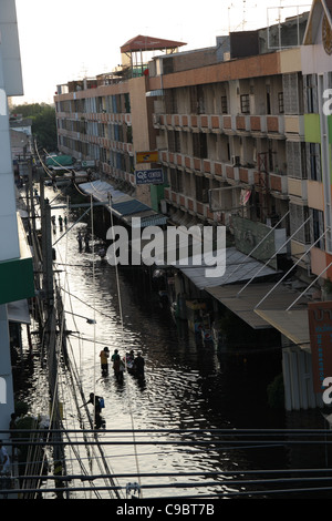 Floodwaters on street at Pinklao area in Bangkok Stock Photo - Alamy