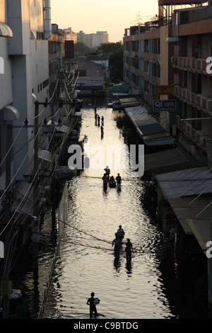 Floodwaters on street at Pinklao area in Bangkok Stock Photo - Alamy