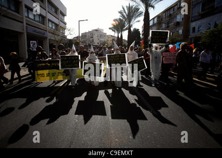 Members of the Ku Klux Klan marching Stock Photo - Alamy