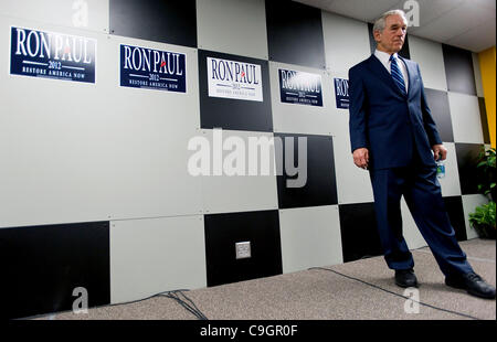 Dec. 28, 2011 - Newton, Iowa, USA - Ron Paul holds court during a ...