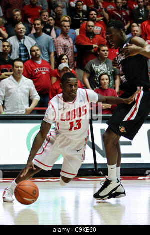 New Mexico guard Jamal Fenton (13) shoots over Washington State forward ...