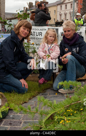 Elissa Gibson (Right) learning how to attract wildlife into a garden ...