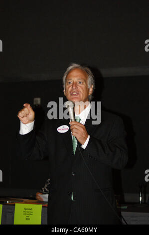 Austin, Texas: Austin Mayor Kirk Watson waves to crowd at Juneteenth ...