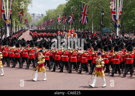 Royal Procession returns to Buckingham Palace from Ceremony of Trooping ...