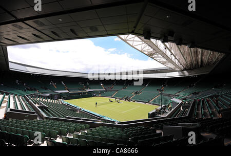 Centre Court roof at Wimbledon Stock Photo - Alamy