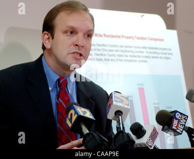 Jan 06, 2004 - Cincinnati, Ohio, USA - City councilman PAT DEWINE (L ...
