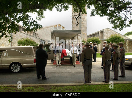 METRO --- DPS trooper Kurt David Knapp's family members, left to right ...