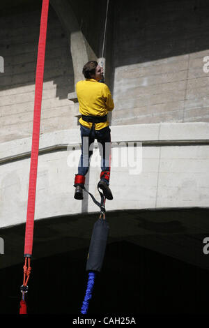 Jim Carrey bungee jumps for movie - Pasadena. Jim Carrey bungee jumps ...