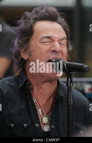 Sep 28, 2007 - New York, NY, USA - Musician BRUCE SPRINGSTEEN performs ...