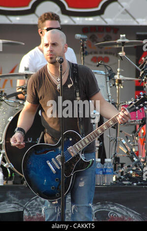Singer Chris Daughtry of the band Daughtry performs live during the ABC ...