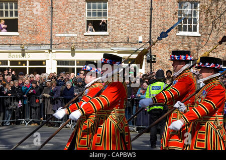 Yeoman Beefeater Guard in Ceremonial Uniform at the Tower of London ...