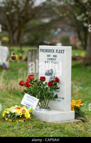 Fresh flowers from the Titanic Historical Society on the grave of ...