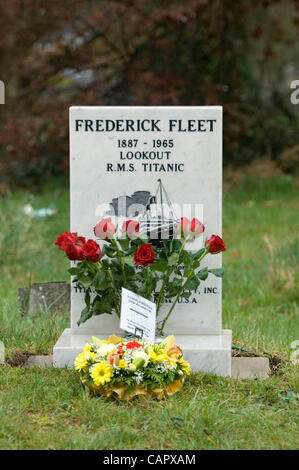 Fresh flowers from the Titanic Historical Society on the grave of ...