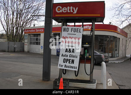 Getty gas station sign Stock Photo - Alamy
