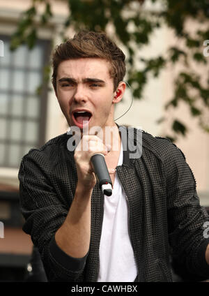 NATHAN SYKES THE WANTED. PERFORM FOR EXTRA TV LOS ANGELES CALIFORNIA ...