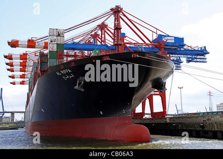 The brandnew container vessel Al Riffa (from arabian company UASC Stock ...