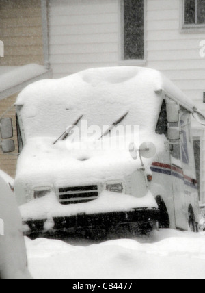 U.S. Mail truck in heavy snow. American postman being filmed struggling ...