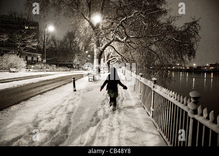 Embankment covered in snow in central London this morning Stock Photo ...