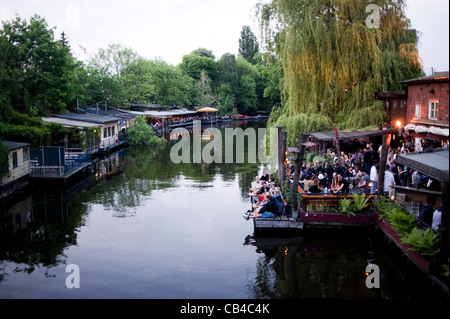 Restaurant Freichswimmer, left, and Klub der Visionaire, right. Vor dem ...
