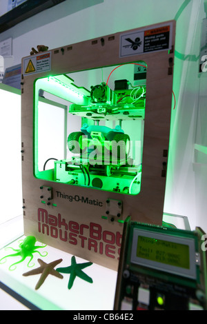 a Makerbot Thing-O-Matic 3d printer prints a model 3d plane Stock Photo - Alamy