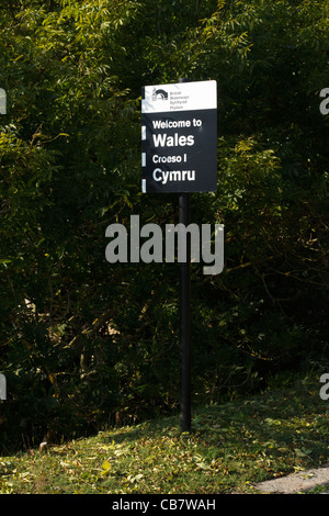 "Welcome to Wales" / "Croeso i Gymru" sign on the England / Wales ...