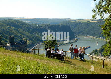 St. Goarshausen, Aussichtspunkt am Rheinsteig, Blick über dem Rhein auf ...