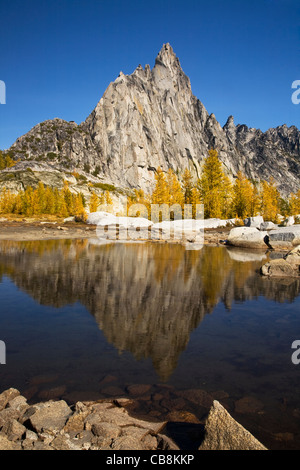 Prusik Peak reflecting in Gnome Tarn in the Enchantment Lakes Basin of ...