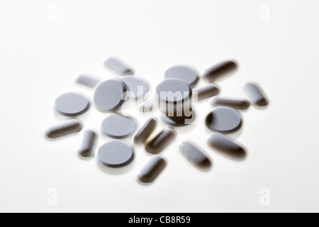 White pills tablets Stock Photo - Alamy
