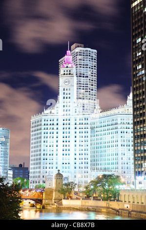Night cityscape of Chicago skyscraper building. Chicago architecture of ...