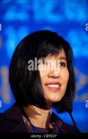 The new U.S. ambassador to China Gary Locke and his wife Mona Lee (L ...