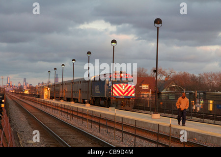 Metra commuter train pulling into Oak Park station. Downtown Chicago Stock Photo - Alamy