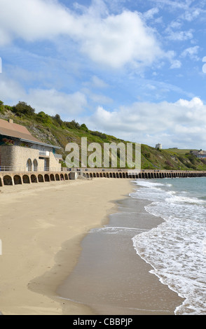 The beach known as "Sunny Sands" at Folkestone, Kent, UK Stock Photo ...