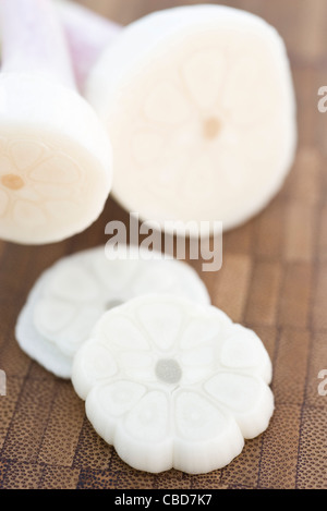 cross section of garlic bulbs Stock Photo - Alamy