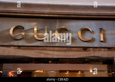 Gucci via Condotti fashion shop shopping Rome street store window ...