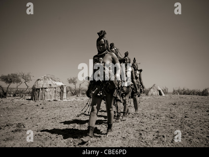 BHATRA TRIBE, Tribal Women Standing in Traditional Wear, Ulnar Stock ...