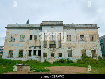 A bullet-riddled building in war-ravaged Angola Stock Photo - Alamy