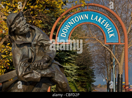 Old Sailor Statue at the Downtown Lakewalk along Lake Superior in ...