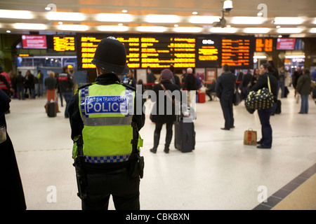 british transport police officer at kings cross rail station london ...