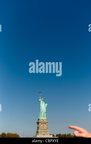 finger pointing to Statue of Liberty Stock Photo - Alamy