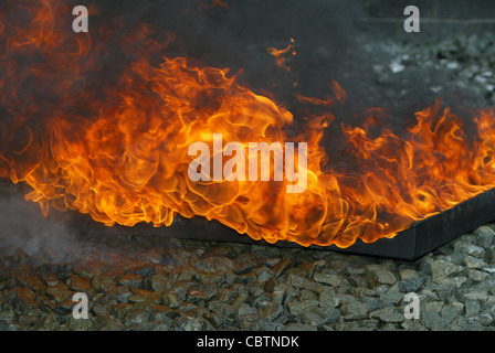 Firefighters fight an oil fire with foam Stock Photo: 41725667 - Alamy